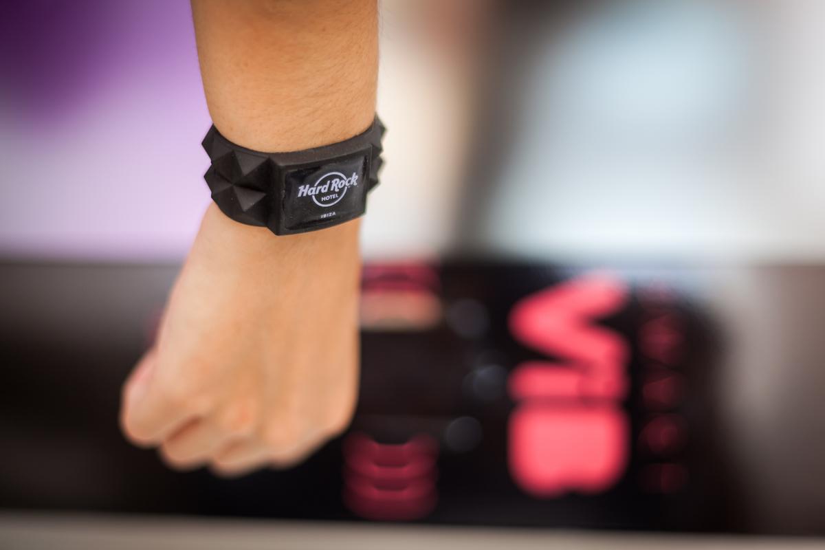 Una pulsera inteligente para hoteles permite pagar y compartir ...